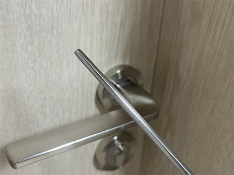 방 문 잠겼을 때 이것을 끼워 보세요 1초만에 문이 열립니다 텐꿀팁