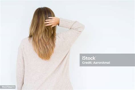 고립 된 배경 위에 아름 다운 중간 나이 여자는 머리에 손으로 의심에 대해 거꾸로 생각 노인에 대한 스톡 사진 및 기타 이미지