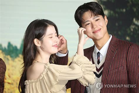 포즈 취하는 아이유 박보검 연합뉴스