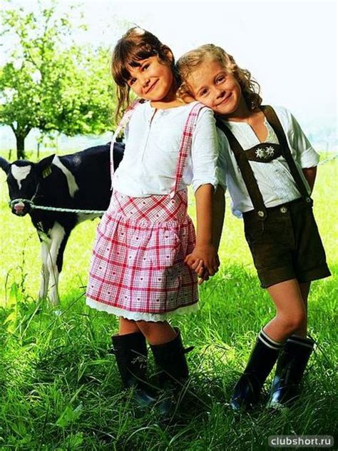 Девочка в шортах ледерхозен Шорты фото