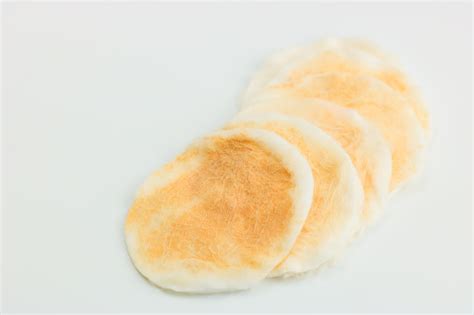 흰색 배경에 고립 클로즈업 선택적 초점 소프트 포커스 후 부드러운 화이트 화장품 목화 패드 메이크업 리무버 사용 갈색에 대한 스톡 사진 및 기타 이미지 Istock