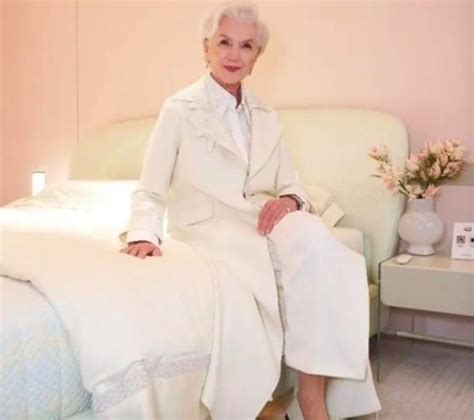 川普当选后马斯克母亲现身上海代言中国品牌床垫 星光灿烂 万维读者网（电脑版）