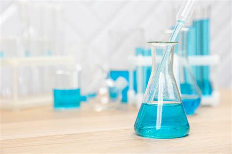 테스트 튜브에 파란색 액체가있는 실험실 유리 제품 과학 실험실 플라스크 드롭퍼 페트리 접시 비커 및 실린더 실험실 장비 0명에 대한 스톡 사진 및 기타 이미지 Istock