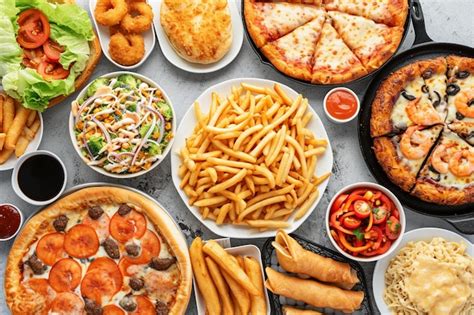 Diferentes Tipos De Comida En Platos Foto Premium