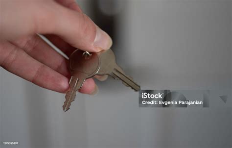사물함 배경으로 흐릿한 문에 두 개의 금속 열쇠를 들고 있는 여성의 손 톤 사진 강철에 대한 스톡 사진 및 기타 이미지 강철 거래자 구매 Istock