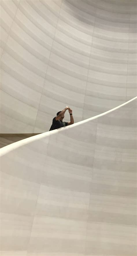 검은 긴 소매 셔츠와 검은 바지를 입은 여자 흰색 세라믹 바닥 타일에 서 있다 사진 Unsplash의 무료 싱가포르 이미지