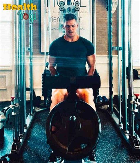 Alan Ritchson Workout Routine And Diet Plan Health Yogi