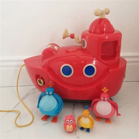 Cbeebies Twirlywoos Big Red Boat Pull Along With 4 Figures With Lights