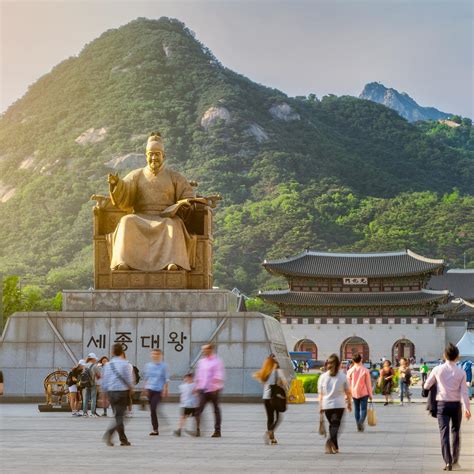 인문교양매거진 유레카 비온 뒤 맑음🌈 ⠀ 편집자 1은 버스에서 졸다가 한 정거장 지나친 덕분에 눈호강