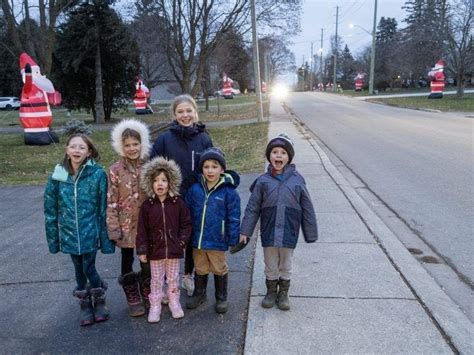 33 Giant Santas Neighbourhood Wins National Contest With Epic Display