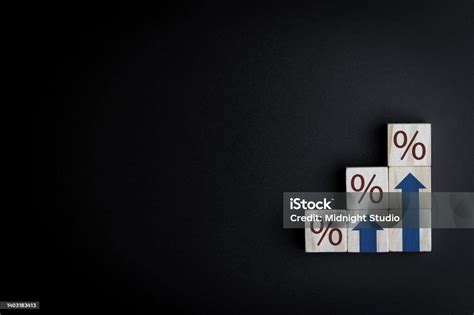 백분율 기호와 위쪽 화살표 기호가있는 계단식 나무 블록 0명에 대한 스톡 사진 및 기타 이미지 0명 개념 개념과 주제 Istock