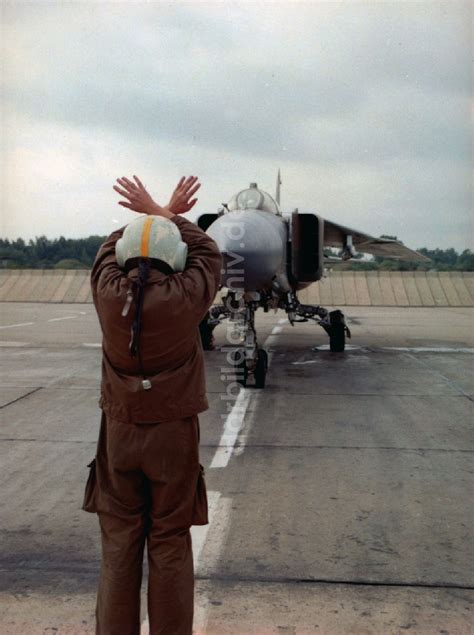 DDR Fotoarchiv Peenemünde Abstellen eines Jagdflugzeuges der LSK LV der NVA der DDR vom Typ