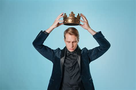 크라운 자신 머리 위에 왕관을 가진 성공적인 젊은 사업가 남자에 대한 스톡 사진 및 기타 이미지 남자 머리 왕관 Istock