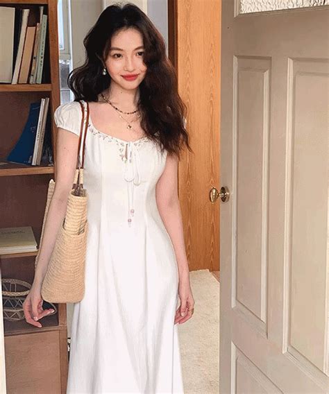 멜리아 플라워 라인 스퀘어넥 러블리 A라인 청순 롱원피스 화이트 어필링 모던앤시크 직수입 여성의류