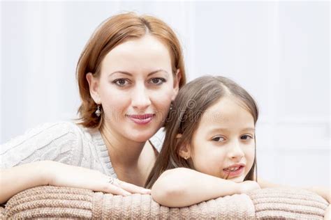 Moeder En Haar Dochter Stock Foto Image Of Geknuffel 36710960