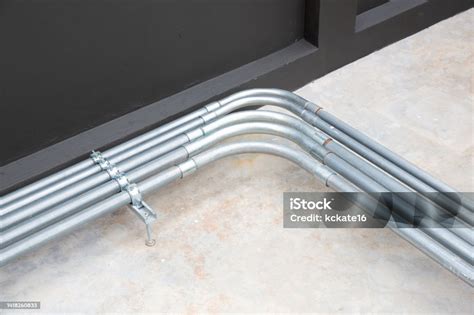 파이프 전선 건물의 전기 작업 설치 전기 도관 시스템 및 건물에 설치된 금속 파이프 라인 0명에 대한 스톡 사진 및 기타 이미지 Istock