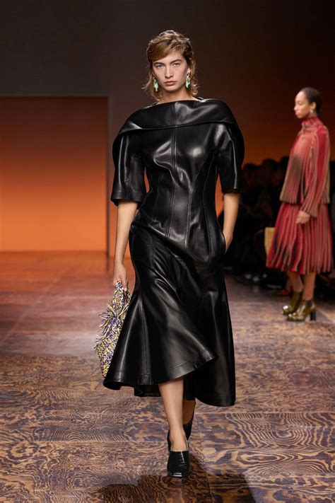 Наймодніші шкіряні сукні сезону осінь зима 2024 2025 Читайте на Ukr Net