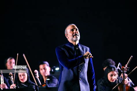 همشهری آنلاین تیپ و استایل علیرضا قربانی در کنسرت تخت جمشید تصاویر