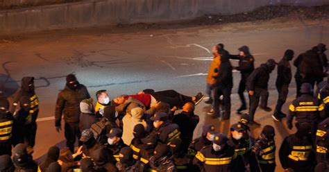 თბილისი მოლთან აქციაზე პოლიცია მოქალაქეებს აკავებს დაკავებულებს შორის არიან ნიკა მელია და