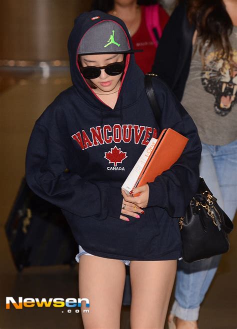 [포토엔]레인보우 고우리 허벅지까지 드러낸 하의실종 공항패션