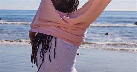 머리에 스카프를 두르고 해변에 서 있는 여자 사진 Unsplash의 바닷가 이미지