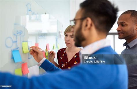 스타트업 브레인스토밍 전략에서 창의적인 밀레니얼 세대 동료로 구성된 다양한 팀 하얀 칠판에 대한 스톡 사진 및 기타 이미지