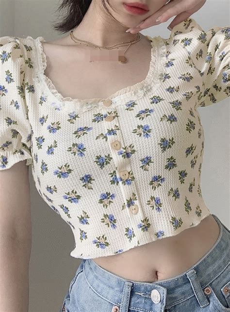 에이퍼플 꽃무늬 레이스 플라워 슬림 숏 크롭 반팔 티셔츠 귀여운 스퀘어넥 봄코디 벚꽃룩여행룩여친룩데이트룩나들이룩