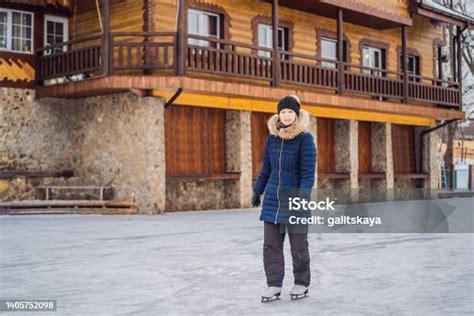 따뜻한 겨울 옷을 입고 아이스 스케이팅을하는 행복한 아름다운 소녀 20 29세에 대한 스톡 사진 및 기타 이미지 20 29세 30 34세 건강한 생활방식 Istock