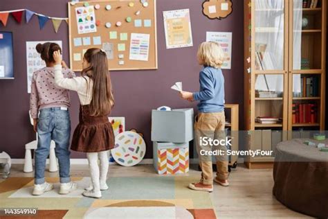 스마트 캐주얼 웨어를 입은 두 명의 문화 간 어린 소녀와 종이 비행기를 든 소년 3 명에 대한 스톡 사진 및 기타 이미지 3 명 4 5세 6 7 살 Istock