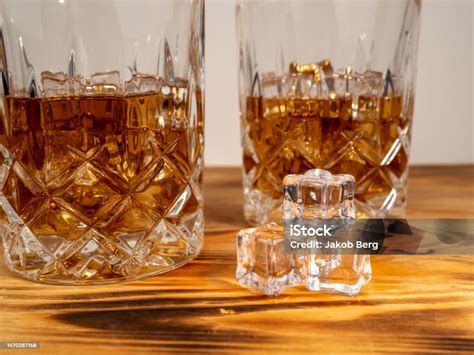 얼음 조각이 든 코냑 한 잔 얼음이 든 위스키 또는 버번 한 잔 0명에 대한 스톡 사진 및 기타 이미지 0명 각얼음 갈색 Istock