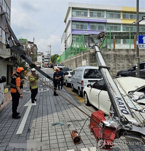 인천 만수초서 내진 공사 중 넘어진 크레인 연합뉴스