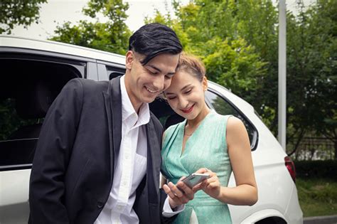 자동차 근처에서 스마트 폰을 사용 하는 사업가와 사업가 20 24세에 대한 스톡 사진 및 기타 이미지 20 24세 2명 갈색 머리 Istock