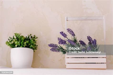 나무 상자에 라벤더와 파스텔 벽에 빈티지 선반에 흰색 테이블에 꽃병에 록의 무리 농장 홈 스타일 세련 된 프로방스 인테리어 장식 프로방스 홈 장식입니다 가정 생활에 대한