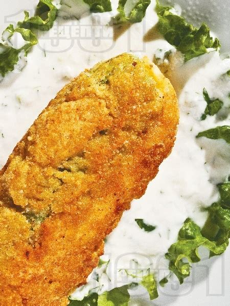 Пълнена пържена тиквичка с хрупкава коричка и плънка от сирене и кашкавал панирана в брашно