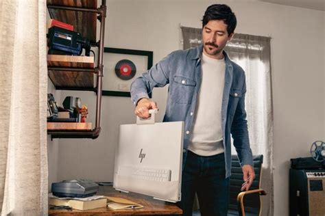 Foto Pakai Baterai PC Desktop HP Bisa Ditenteng Seperti Koper