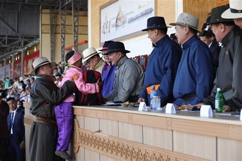 Хурдан морины унаач хүүхдүүдэд баяр хүргэж гарын бэлэг гардууллаа