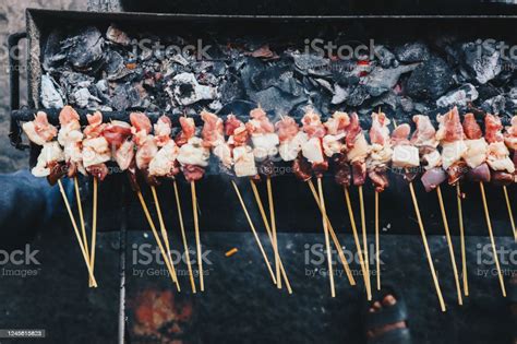 생 염소 사테이 양고기 사테이 양고기 또는 고기 염소 사테이가 불과 연기로 굽는 장소에 있습니다 자바 인도네시아에서 전통적인 사테이 고기에 대한 스톡 사진 및 기타 이미지
