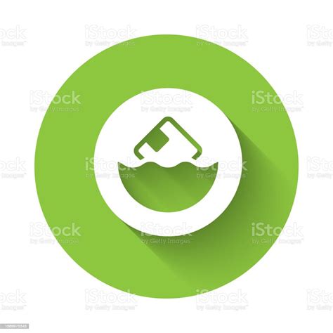 긴 그림자 배경으로 격리 된 흰색 판지 골판지 상자 아이콘 상자 포장 소포 표지판 배송 및 포장 녹색 원 버튼입니다 벡터 0명에 대한 스톡 벡터 아트 및 기타 이미지