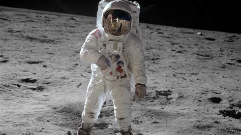 Astronaut On The Moon Wallpapers Top Free Astronaut On The Moon