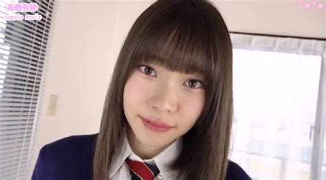 ⭐️超絶色白美肌⭐️ 透き通るような色白な肌にウエスト53センチの超スレンダーボディの 高梨有紗 ちゃん。 色白ボディと制服の相性が良すぎて