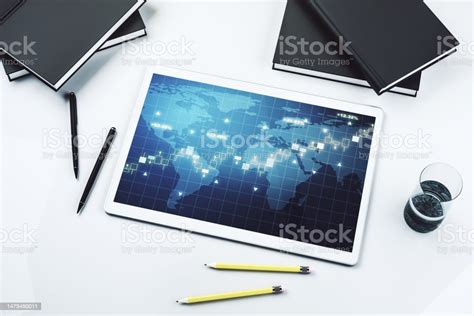 현대 디지털 태블릿 화면 외환 및 투자 개념에 세계 지도가 있는 추상적인 창의적인 재무 그래프 평면도 3d 렌더링 기회에 대한