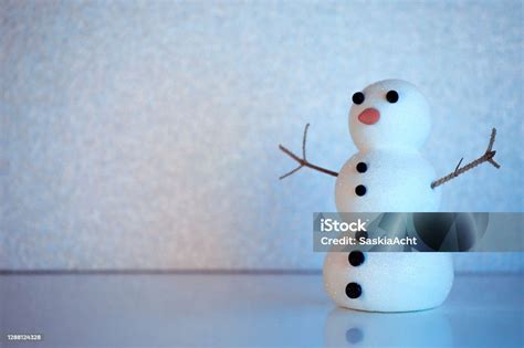 복사 공간이있는 겨울 얼어 붙은 밤 풍경에 작은 눈사람 그림 모형 인공 장면 인사말 카드 계절 배경 0명에 대한 스톡 사진 및 기타 이미지 Istock