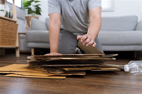 가정 재활용 에코 제로 폐기물 개념 재활용 종이 상자를 사용하는 남자 재활용 가능한 원료로 만든 갈색 판지 상자 친환경 포장을 쌓아줍니다 갈색에 대한 스톡 사진 및 기타