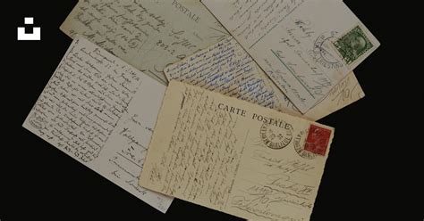 낡은 봉투 더미가 서로 겹쳐져 있다 사진 Unsplash의 무료 문자 메시지 이미지