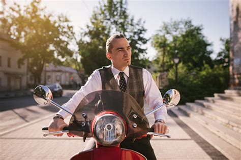 빨간 빈티지 오토바이 스쿠터에 고전적인 조끼와 흰색 셔츠에 젊은 잘 생긴 남자의 초상화 거리에 대한 스톡 사진 및 기타 이미지