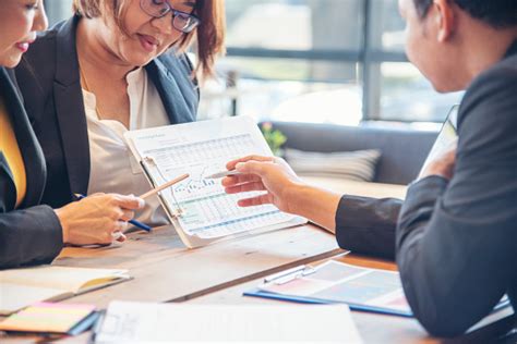 다민족 팀워크 협업 팀 함께 작업하는 비즈니스 인재들의 커뮤니케이션 컨셉 미팅 다양성 파트너 비즈니스 미팅 함께 브레인스토밍