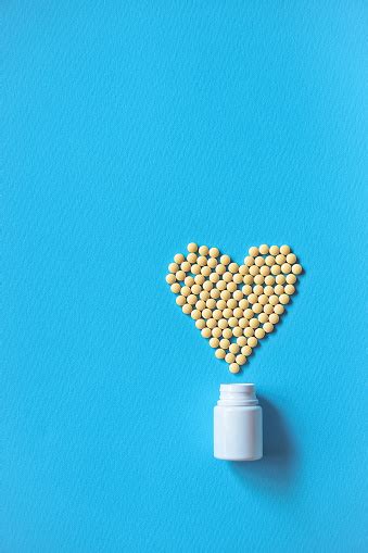 여러 제약 의학 환 약 정제 및 캡슐과 보라색 배경에 병 마약과 각종 마약 물질입니다 텍스트에 대 한 공간을 복사 합니다 디자인에 대 한 재고 사진 0명에 대한 스톡 사진