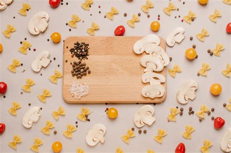 베이지 색 배경 상단보기 클로즈업에 조리되지 않은 파스타 토마토 버섯 슬라이스와 향신료 요리 페투치네 노란색과 빨간색 체리 개체 그룹에 대한 스톡 사진 및 기타 이미지