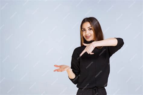 Mujer Mostrando Algo En Su Mano Foto Gratis