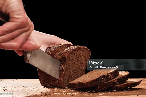 요리사는 테이블에 전체 신선한 향기로운 빵 칼으로 잘라냅니다 음식 개념 절단 보드에 밀 과자 갈색에 대한 스톡 사진 및 기타 이미지 Istock